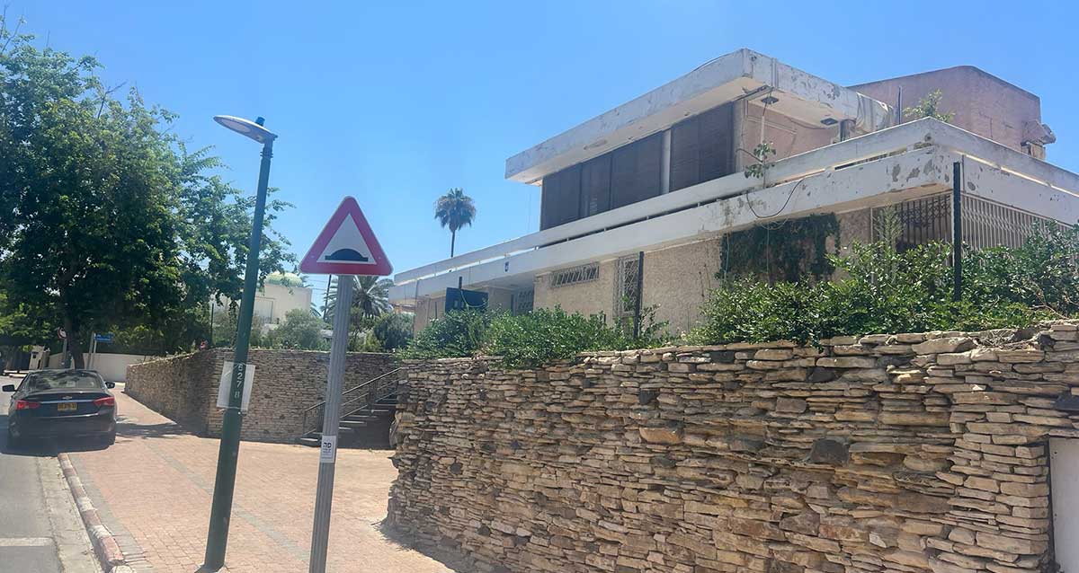 דיון בהריסת הווילה המיתולוגית של אורה וחיים הרצוג ז"ל • שרון אונליין