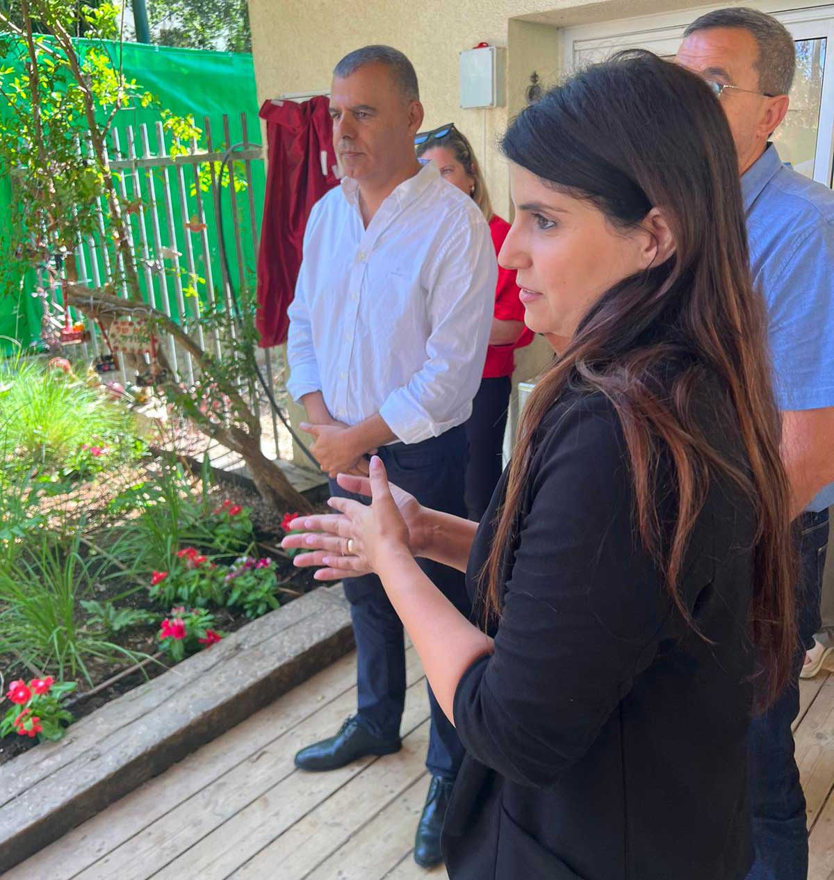 פינה בגן לזכרה של הגננת פלורה • שרון אונליין