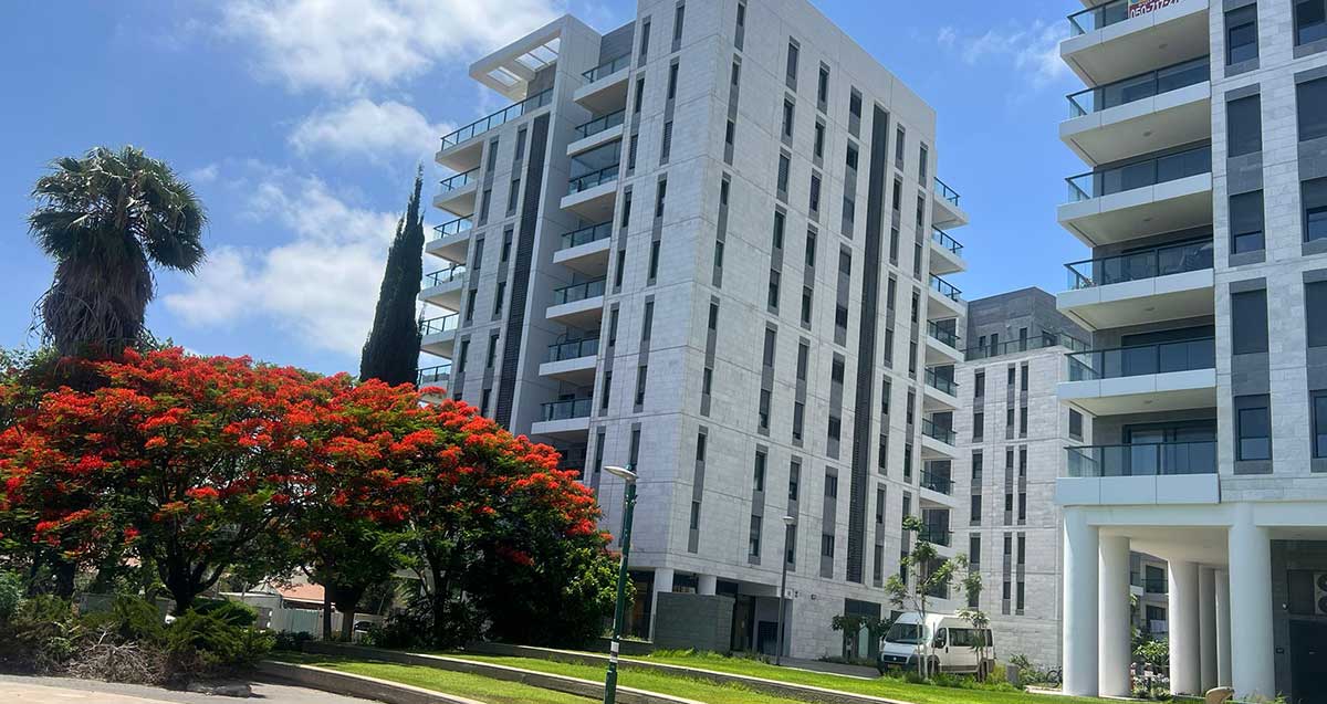 גג אסבסט בהרצליה: מטרים מילדים בגינת שעשועים • שרון אונליין